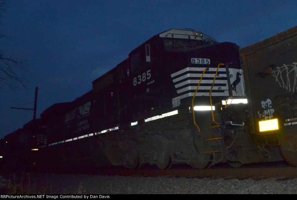 NS C40-8W 8385 trails on 67Z